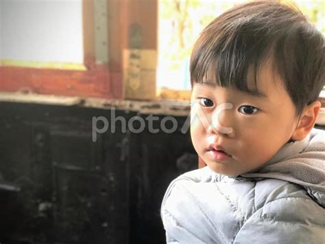 こちらを見つめる小さい男の子 No 29604126｜写真素材なら「写真ac」無料（フリー）ダウンロードok