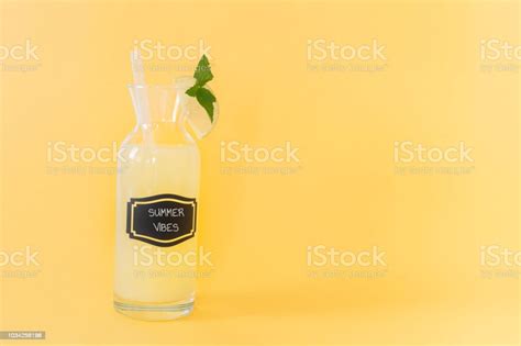 레모네이드 항아리 덮어쓴된 여름 느낌 민트와 라임과 노란색 배경에 피 펫의 조각와 함께 쓰는 공간 0명에 대한 스톡 사진 및