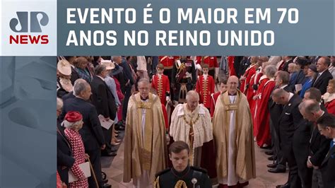 Rei Charles III chega à Abadia de Westminster para ser coroado rei do