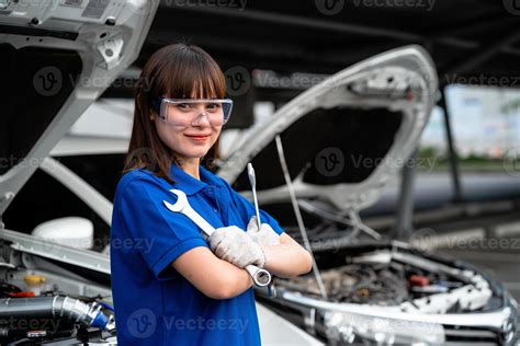 Mec Nico Femenino Que Trabaja En Un Garaje Mec Nico De Autom Viles Una