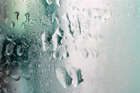 Падения воды на зеркале в ванной комнате Стоковое Фото изображение