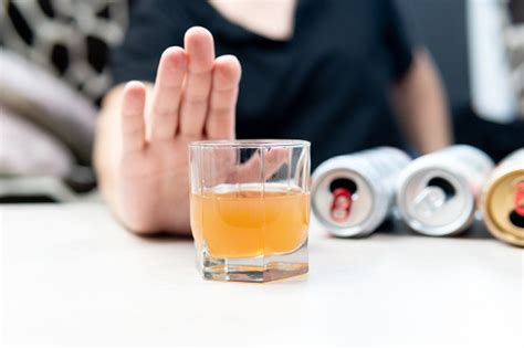 Pria Menolak Minuman Alkohol Konsep Alkoholisme Konsep Anti Alkohol