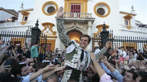 El Juli abre la Puerta del Príncipe en la corrida de la Feria de Abril