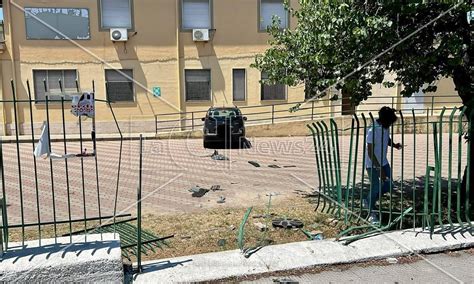 Incidente A Corigliano Rossano Perde Il Controllo Dellauto E Sfonda La Recinzione Di Una Scuola