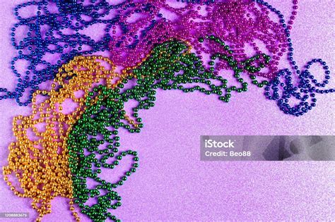 카니발 빛나는 구슬 전통적인 카니발 액세서리 보라색 배경에 마디 그라 프레임 또는 테두리 가면과 구슬 플랫 레이 복사 공간 상단보기 0명에 대한 스톡 사진 및 기타 이미지