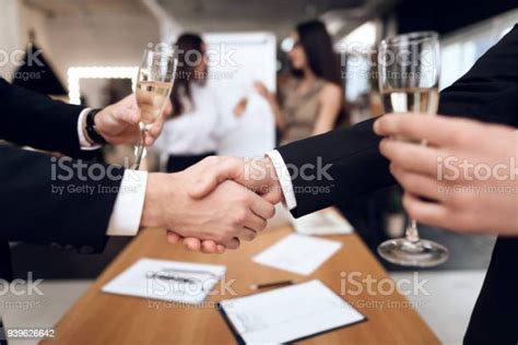 정장에 젊은 사람들이 비즈니스 회의 후 알코올 음료를 착용 계약서에 대한 스톡 사진 및 기타 이미지 계약서 비즈니스