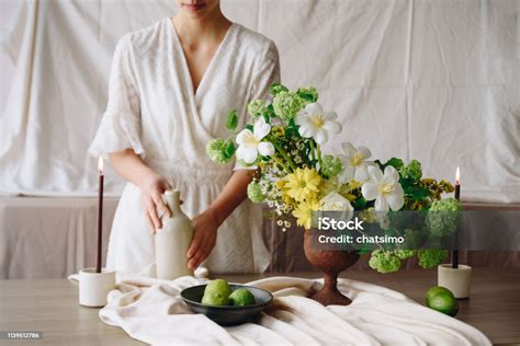 병을 들고 있는 여자 플라워 컨셉의 정물화 건강한 생활방식에 대한 스톡 사진 및 기타 이미지 건강한 생활방식 건강한 식생활