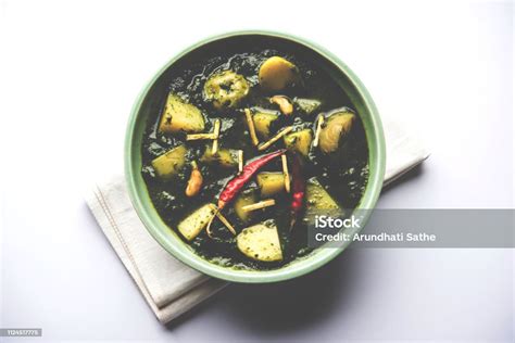 알루 Palak Sabzi 또는 시금치 감자 카레 그릇에 제공 됩니다 인기 있는 인도 건강 한 레시피 선택한 감자 요리에 대한
