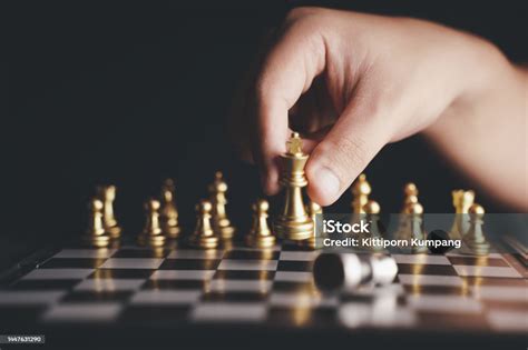 아이디어와 경쟁 및 전략 비즈니스 성공 개념 팀워크 전략 개념을 계획하는 비즈니스 공모전 을 위한 체스 보드 게임 컨셉에 체스