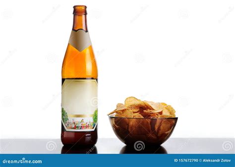 Cerveja E Batatas Fritas Isolado Em Branco Foto De Stock Imagem De