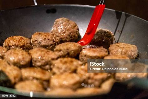 둥근 돼지 고기 커틀릿 은 그 아래 푸른 불꽃팬에 결혼식 식사에 대한 일부 햄버거에 구운 건강한 생활방식에 대한 스톡 사진 및 기타 이미지 건강한 생활방식 고기 굽기