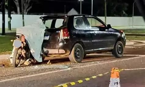 Motociclista morre ao bater em traseira de carro parado em semáforo na