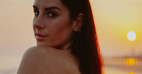 Panorama Mozzafiato La Foto In Topless Di Valentina Vignali Lascia I