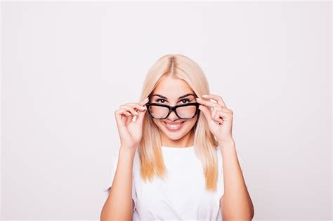 Blondynka w okularach na białym tle Darmowe Zdjęcie