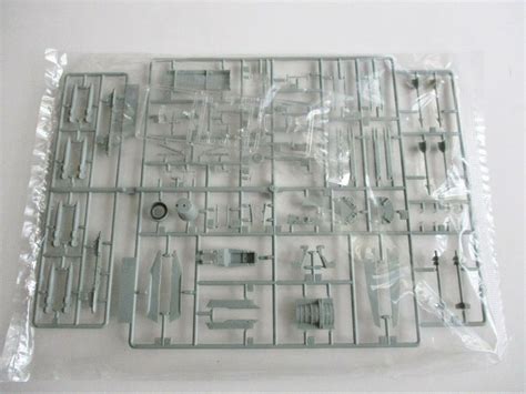 Academy 12521 Usn Vought F 8e Crusader Vf 162 The Hunters 1 72 Scale