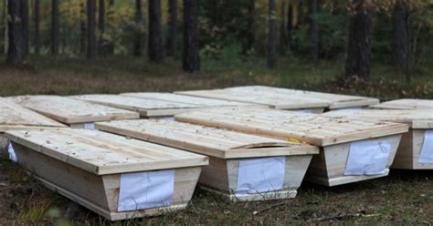 Makabra W Polsce odnaleziono 12 trumien ze zwłokami ze skradzionego auta