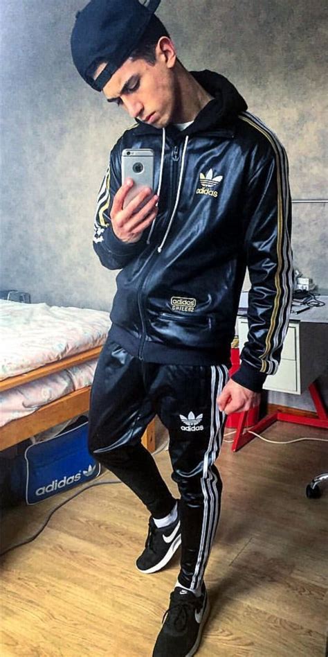 Парни в узких спортивках фото и картинки Abrakadabra Fun