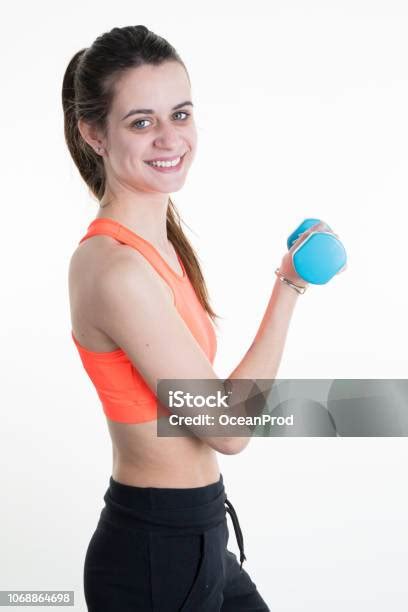 흰색 배경에서 맞는 귀여운 슬림 아름다움 무게와 여성 운동 건강한 생활방식에 대한 스톡 사진 및 기타 이미지 건강한 생활방식 명랑한 미소 Istock