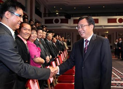 贺国强看望中国驻法国使馆工作人员