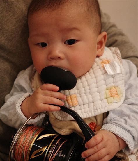 獵漁人釣具 釣友投稿「抓周抓到捲線器🍼」 好的興趣要從小培養起🤣 未來每年的生日禮物就決定是釣具了 老爸送得開心，兒子收得開心， 還能