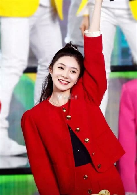 28歲迪麗熱巴顏值下滑，被18線女星艷壓，與楊洋同框對比明顯 資訊咖