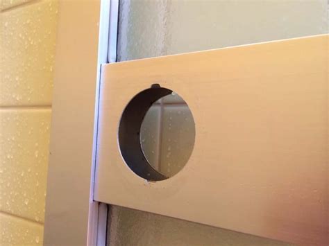 浴室扉の古い丸ノブをレバーハンドルに交換する方法 お風呂 リフォーム Diy 浴室 扉 古いドアノブ