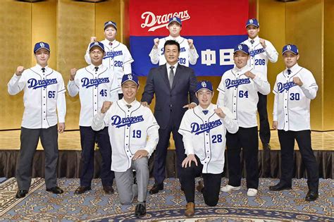 三好（jfe西日本＝三本松高出）ら9選手入団会見 中日 プロ野球 入団記者会見でポーズをとる三好大倫外野手（中列右端）ら＝11日、名古屋市