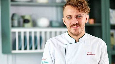 Клопотенко показав свою ялинку яка два роки чекає на перемогу України Life Stopcor