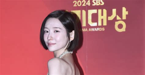 ‘전라 노출 박지현 누드톤 백리스 드레스도 거뜬‥고급 섹시美