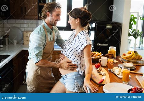 Schitterend Gelukkig Jong Koppel Verwacht Baby Stock Afbeelding Image Of Wijfje Aantrekkelijk