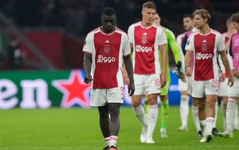 Suspenden Ajax Feyenoord por disturbios Santi marcó 2 goles