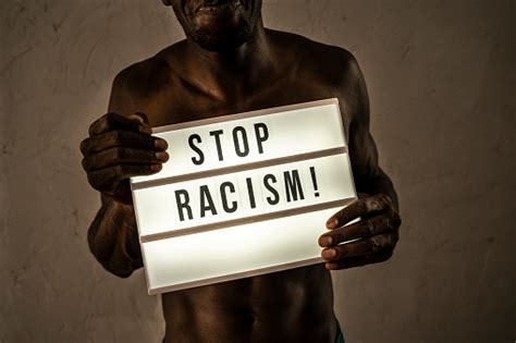 인종차별 개념을 중지합니다 표지판을 들고 있는 남자가 인종차별을 다시 합니다 25 29세에 대한 스톡 사진 및 기타 이미지 25 29세 개념 격리 Istock