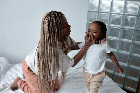 Una Joven Madre Que Cuida A Su Hija Enferma Imagen De Archivo Imagen De Momia Afro