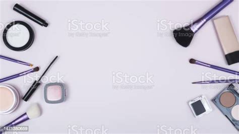 전문 장식 화장품 메이크업 제품 및 파스텔 색 배경에 액세서리 세트 아름다움 패션 및 쇼핑 개념 플랫 레이 상위 뷰 0명에 대한 스톡 사진 및 기타 이미지 Istock