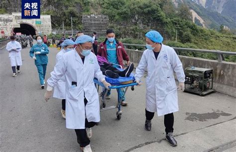 甘孜州泸定县68级地震累计收治伤员423人救援灾区卫生防疫