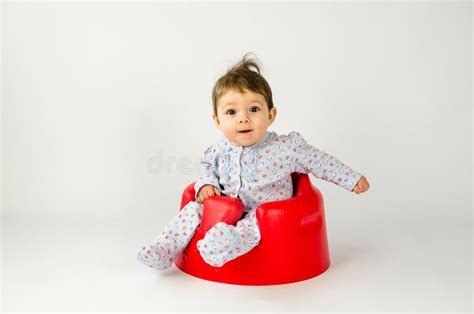 Nettes Baby Nackt Mit Sahne Stockfoto Bild von bauch lächeln