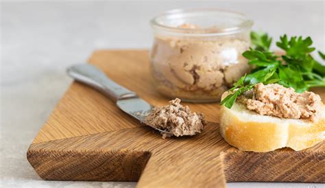 나무 도마에 신선한 빵과 파슬리와 유리 항아리에 간 파테 밝은 회색 돌 배경입니다 파테에 대한 스톡 사진 및 기타 이미지 파테 얇게 썬 빵 고기 Istock