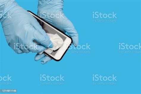 휴대 전화를 살균 여자는 바이러스의 확산을 방지하기 위해 수도꼭지에 알코올 기반의 살균 스프레이를 적용 0명에 대한 스톡 사진 및 기타 이미지 Istock