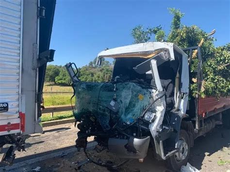 Acidente entre caminhões causa lentidão na Rodovia Santos Dumont e