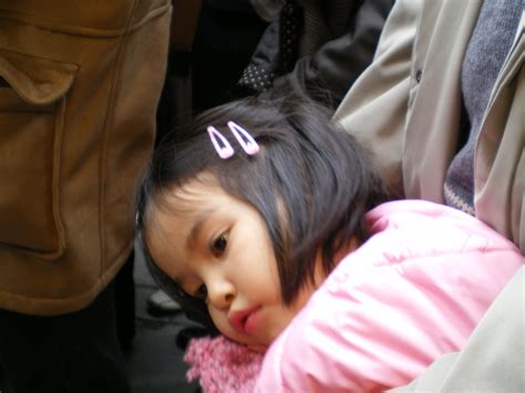 年賀の祭に桃の幼女、顔を寝かせてまた空を。紀行道中写真館