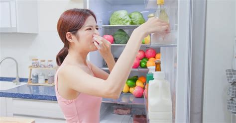 문 열 때 마다 악취 풍기는 냉장고 ‘이것 넣어두세요