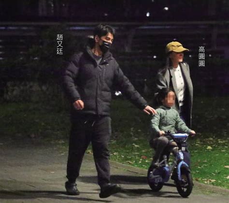 赵又廷高圆圆带女儿骑车 一家三口其乐融融超温馨 搜狐大视野 搜狐新闻