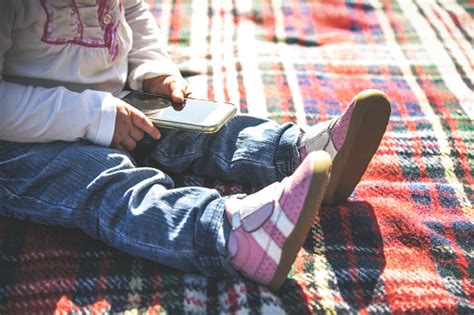 귀여운 어린 소녀 현대 스마트 폰을 사용 하 여 휴대 전화를 가져 오는 아기와 핸드폰 카메라로 재미 있는 셀 카를 복용 현대 전자 장치를 사용 하는 방법을 학습 하는 아이