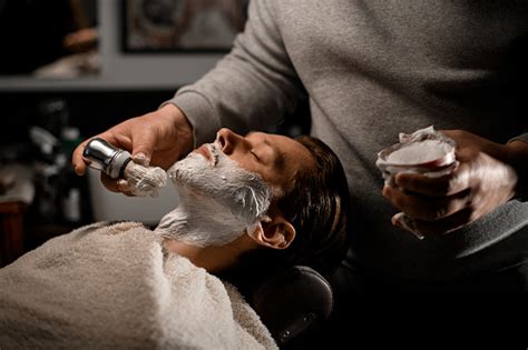 이발소에서 면도하기 전에 고객의 수염에 면도 크림을 바르는 이발사 2명에 대한 스톡 사진 및 기타 이미지 2명 고객 근거리 초점 Istock