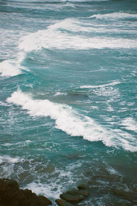 난기류의 네이비 물결 무늬 물의 흐름 물이 있는 경치 밀물과 썰물 바다 바다 거품 바다 경치 바다 살포 바다의 바다의 풍경 바위 서핑하다 소금물