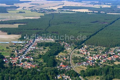 Luftbild Brück Dorf Ansicht am Rande von Waldgebieten in Brück im Bundesland Brandenburg