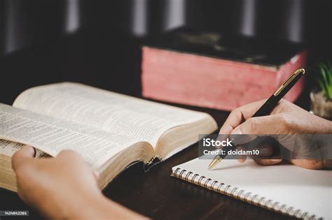 젊은 여성 사람은 집에서 공부하면서 거룩한 성경을 들고 손을 잡습니다 교회에서 책을 읽는 성인 여성 기독교인 소녀는 신에게기도로