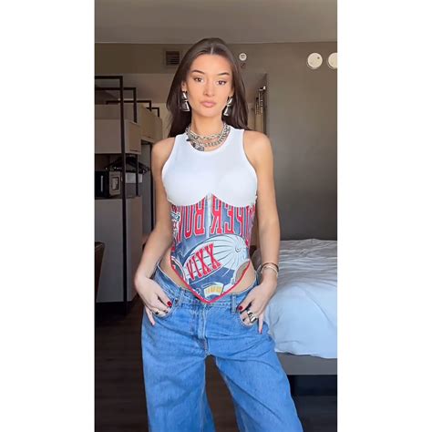 Kyle Juszczyks Wife Kristin Juszczyk Has A Chic Game Day Style Us Weekly