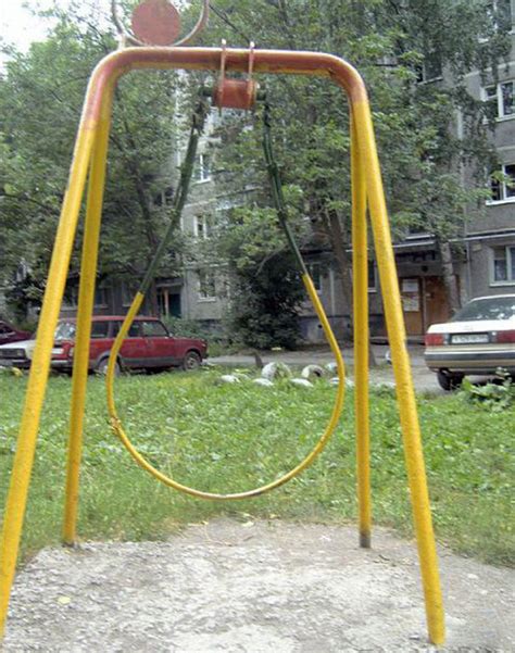 Суровые детские площадки в России