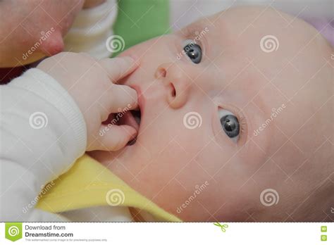 妈妈哺乳的男婴用乳奶 库存照片 图片 包括有 婴孩 胸骨 自然 哺乳 藏品 少许 关心 愉快 67812954